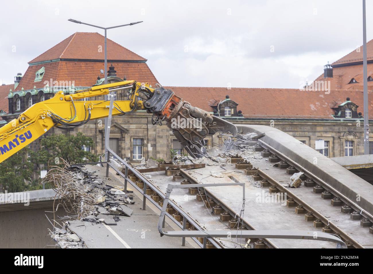 After the collapse of parts of the Carola Bridge, demolition work began ...