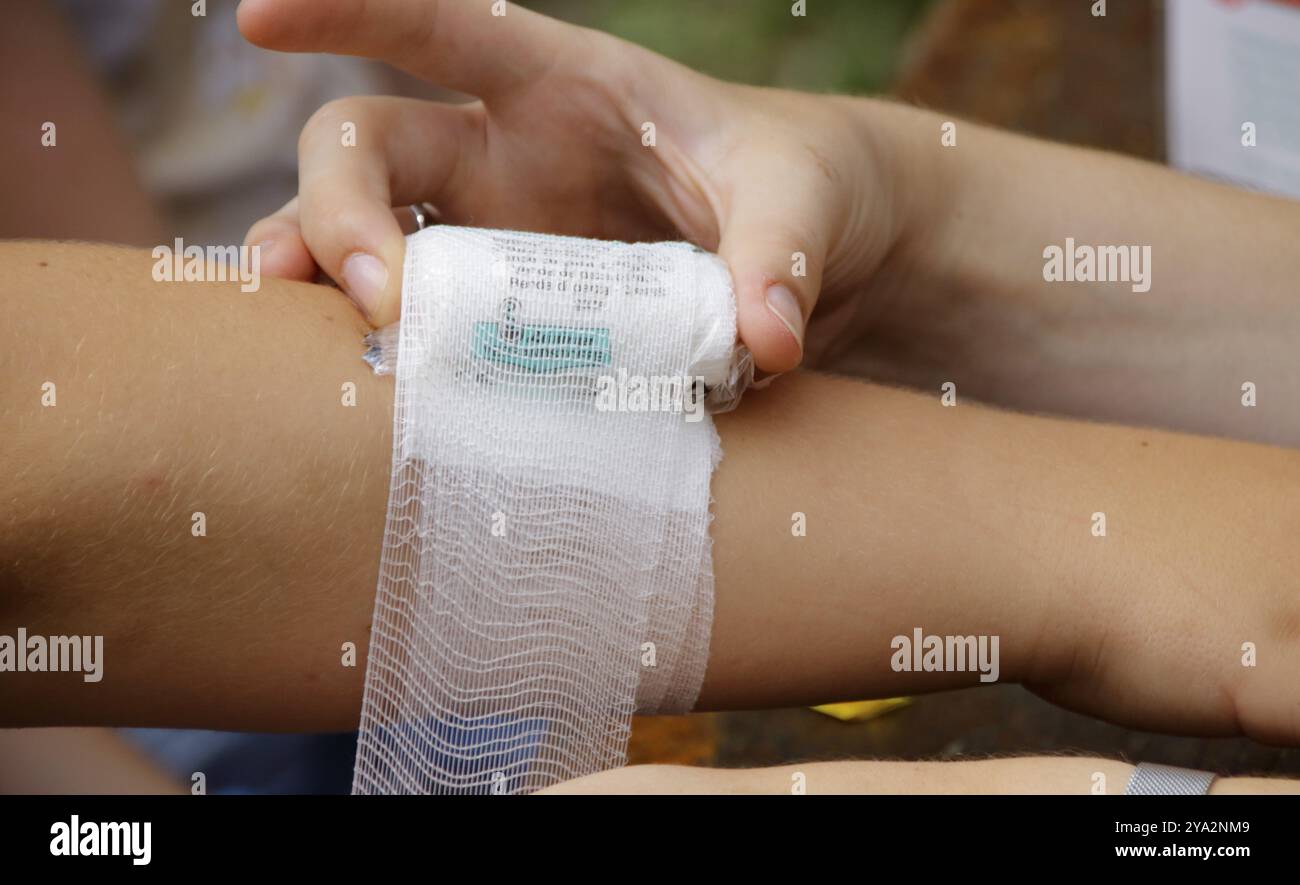 Applying a pressure bandage with a bandage Stock Photo - Alamy