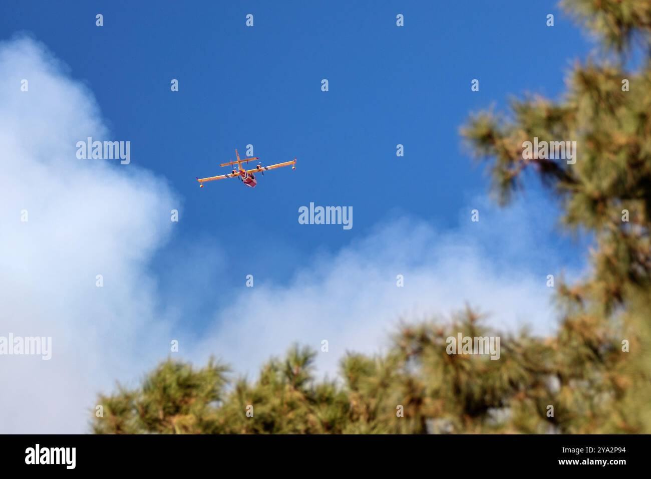 plane flying towards the fire Stock Photo - Alamy