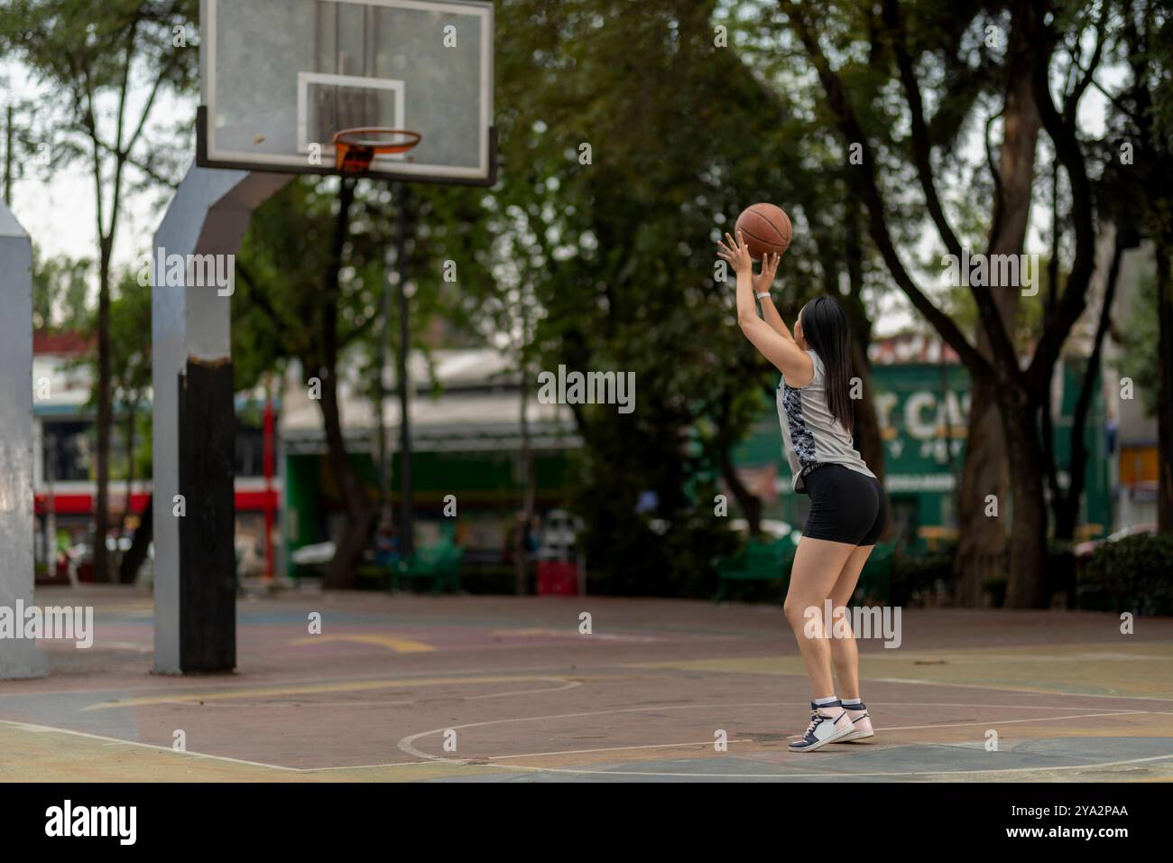 Female basketball player shooting hi-res stock photography and images ...