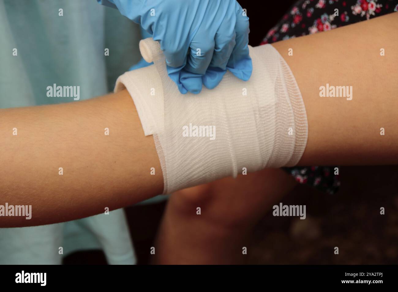 Applying pressure to wound hi-res stock photography and images - Alamy