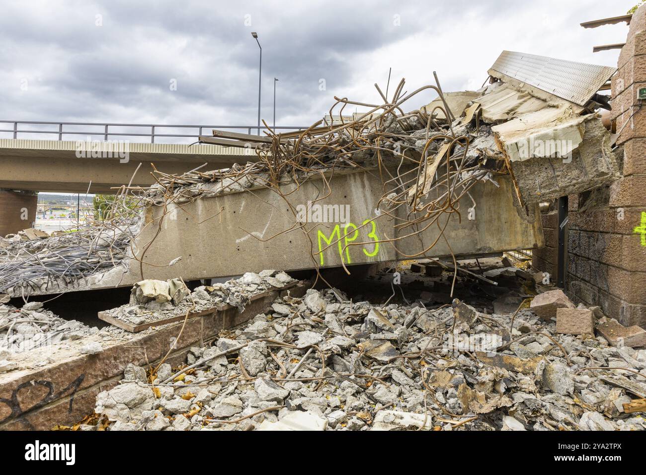 After the collapse of parts of the Carola Bridge, demolition work began ...