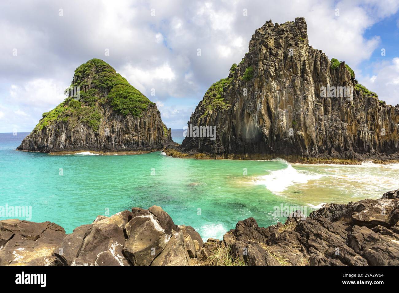 Fernando de Noronha, Brasil. Turquoise water around the Two Brothers ...