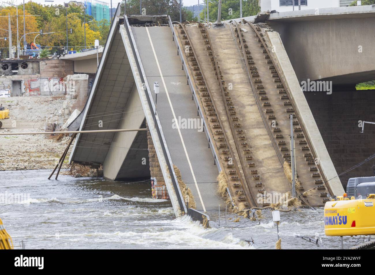 After the collapse of parts of the Carola Bridge, demolition work began ...