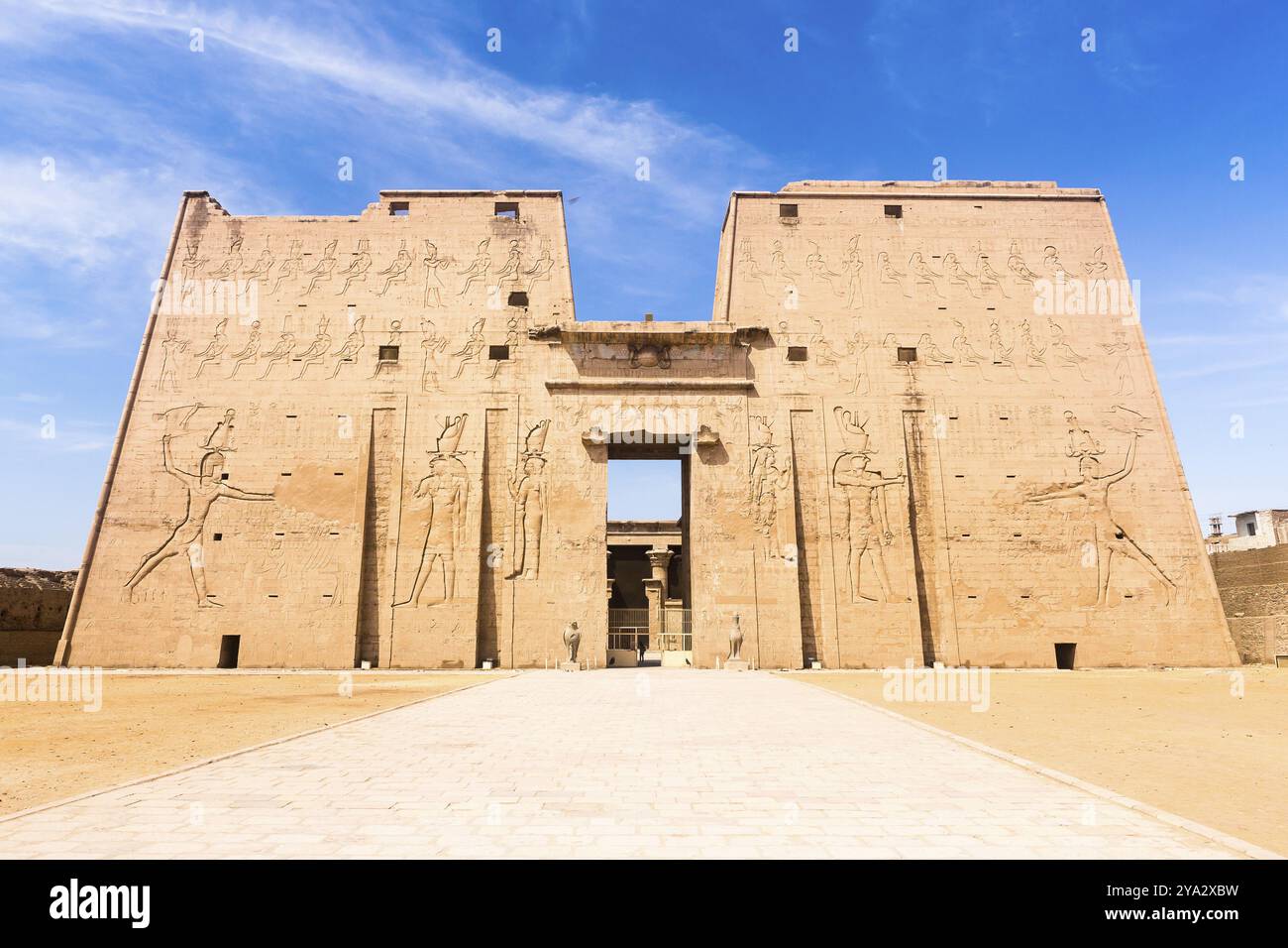 Egypt edfu colonnade temple hi-res stock photography and images - Alamy