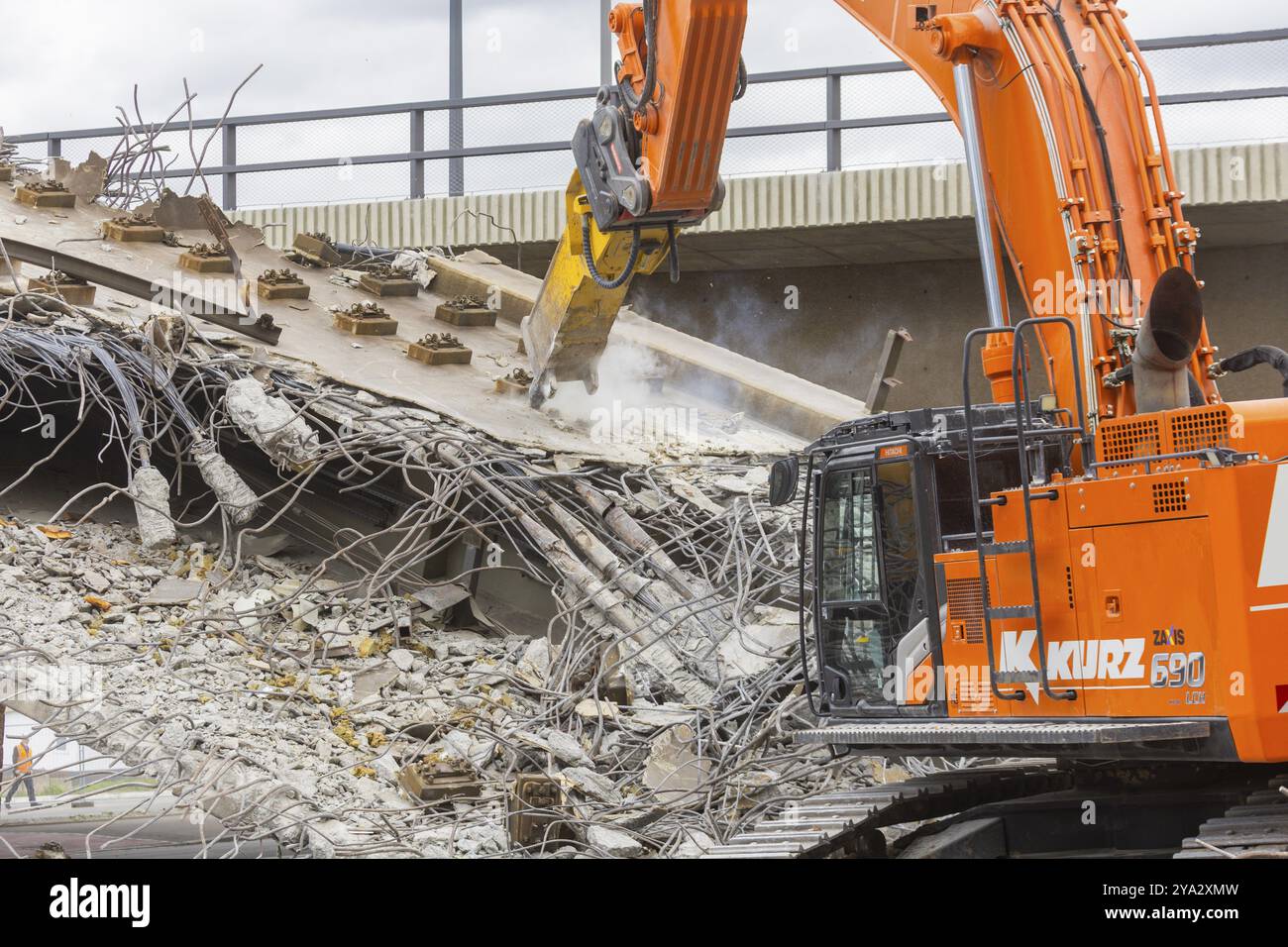 After the collapse of parts of the Carola Bridge, demolition work began ...