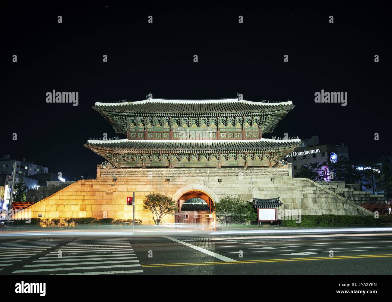Dongdaemun gate landmark in seoul south korea at night Stock Photo - Alamy