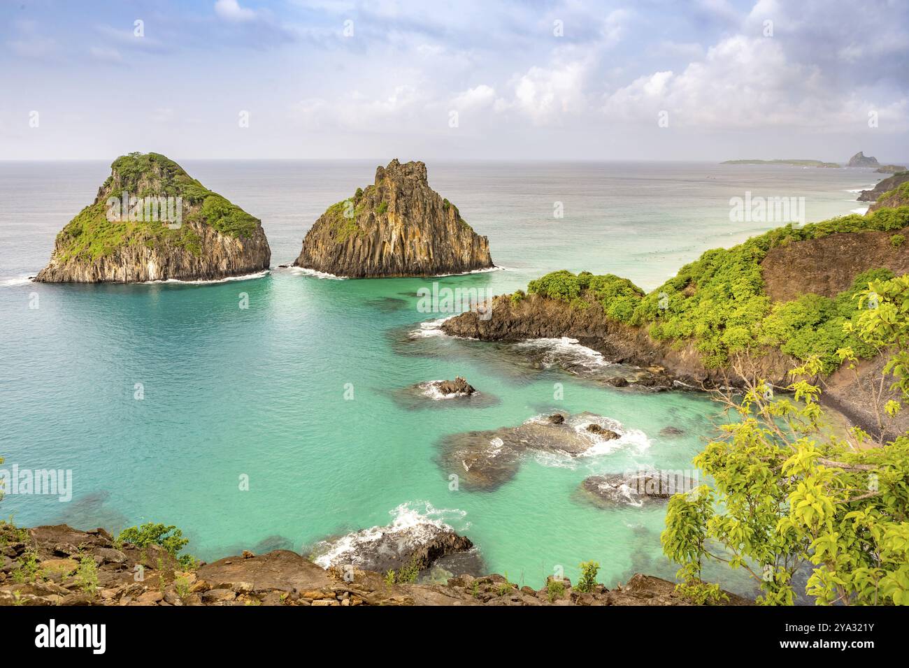 Fernando de Noronha, Brasil. Turquoise water around the Two Brothers ...