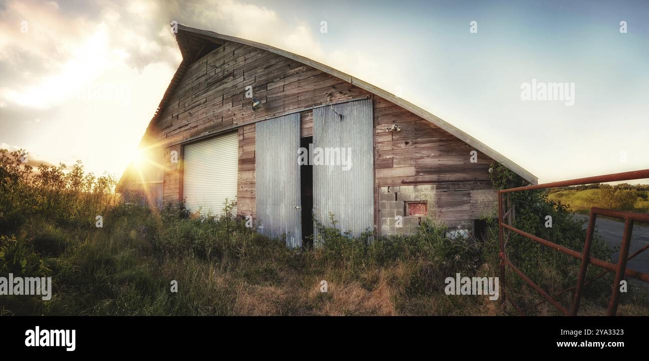 Rural abandoned barn sunset hi-res stock photography and images - Alamy