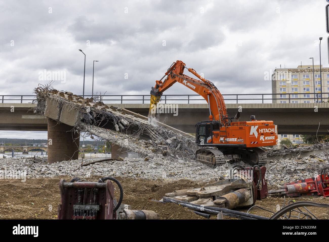 After the collapse of parts of the Carola Bridge, demolition work began ...