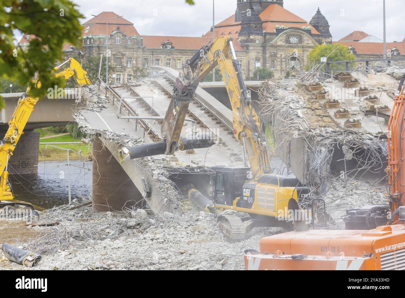 After the collapse of parts of the Carola Bridge, demolition work began ...
