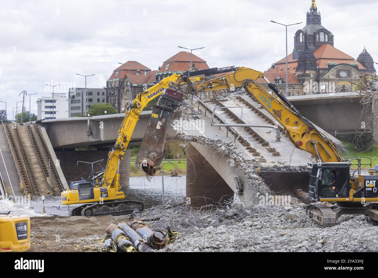 After the collapse of parts of the Carola Bridge, demolition work began ...