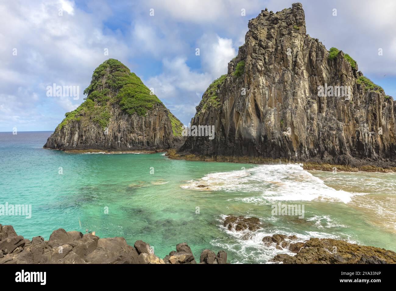 Fernando de Noronha, Brasil. Turquoise water around the Two Brothers ...
