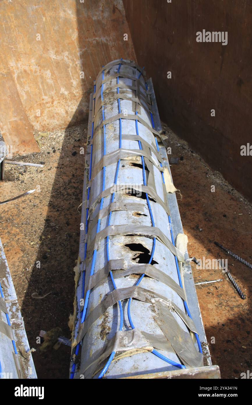 Screw conveyor for sewage sludge lies in a container for scrap metal ...