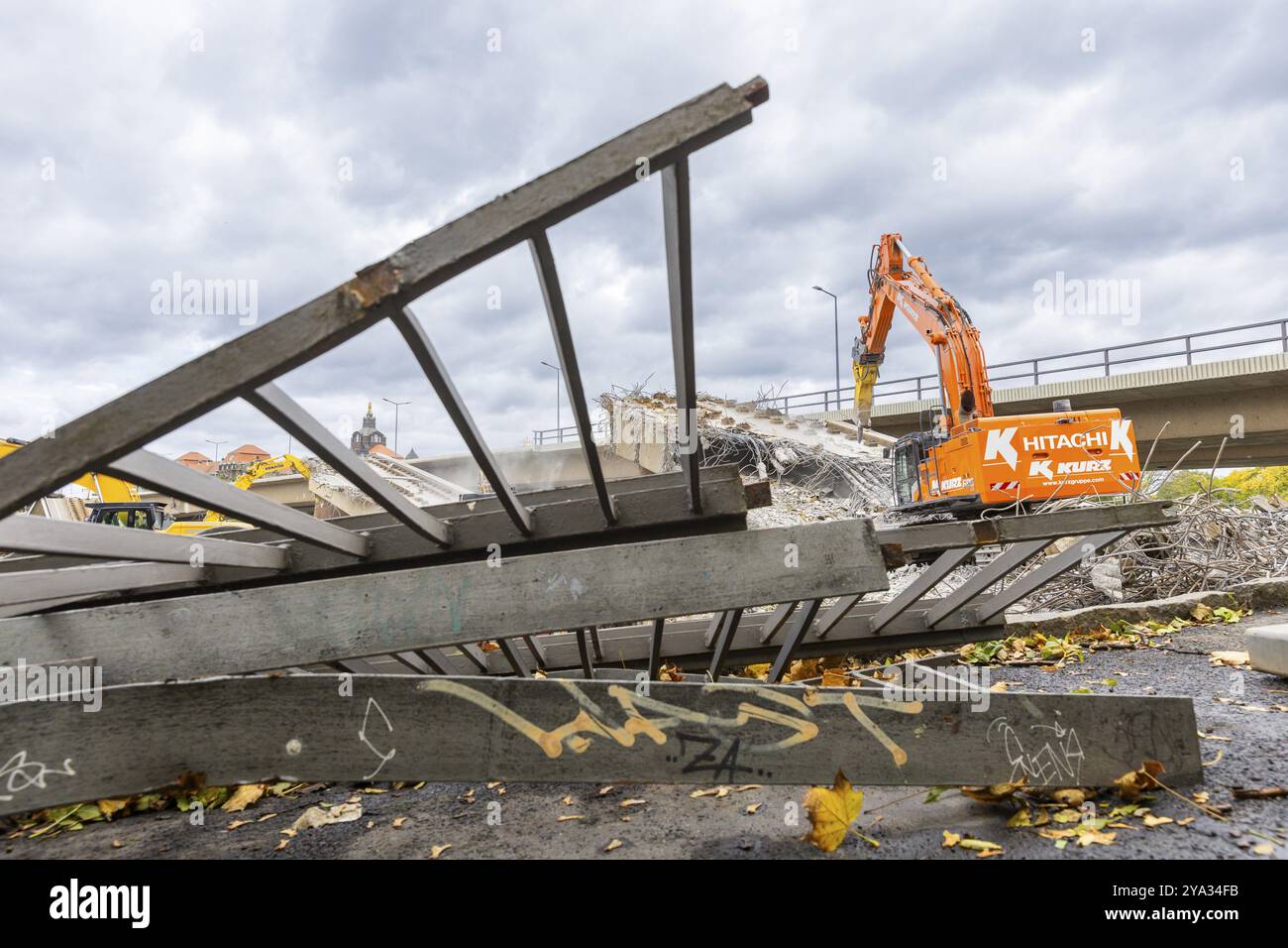 After the collapse of parts of the Carola Bridge, demolition work began ...