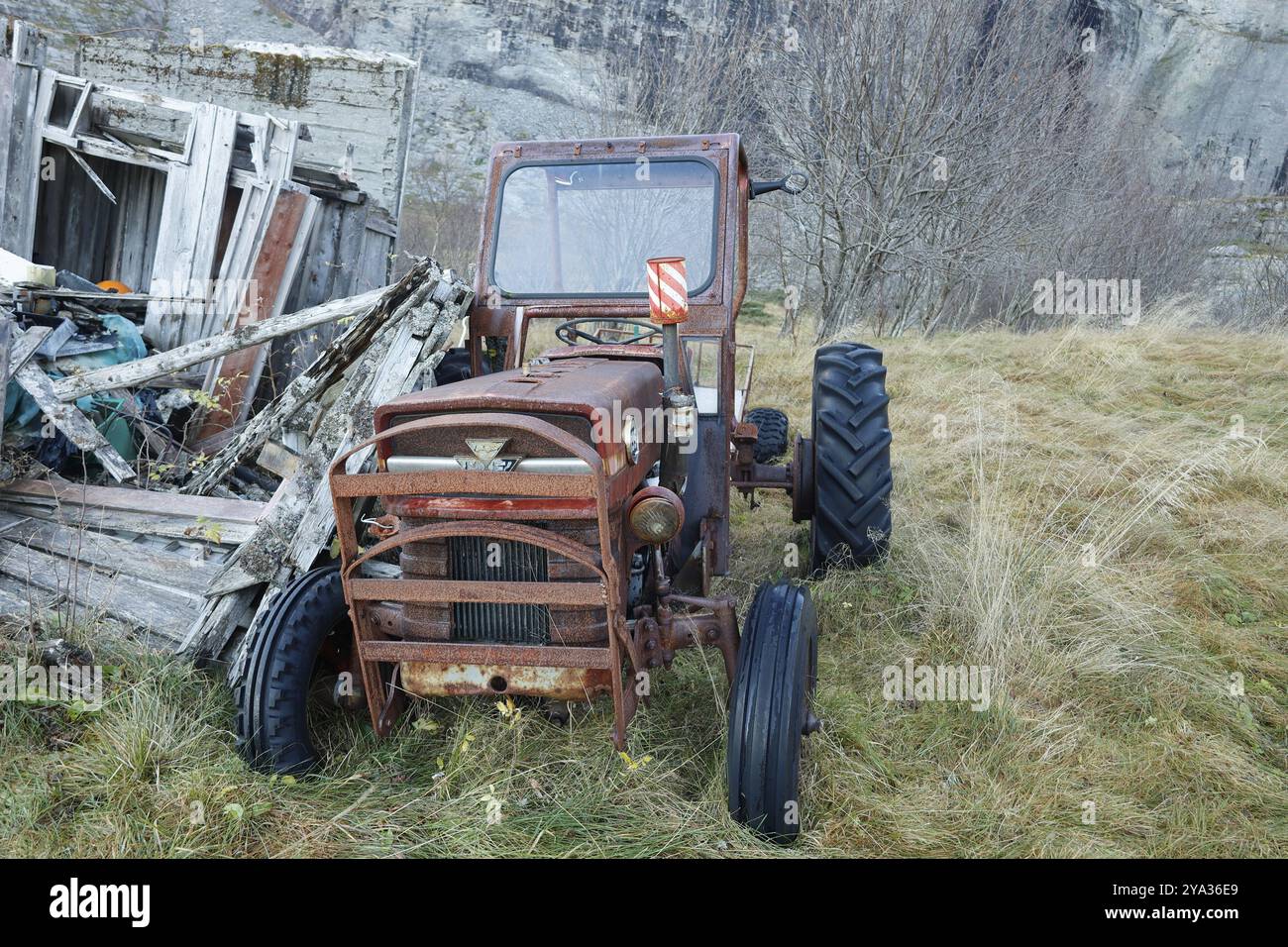 Old lawn tractor hi-res stock photography and images - Alamy