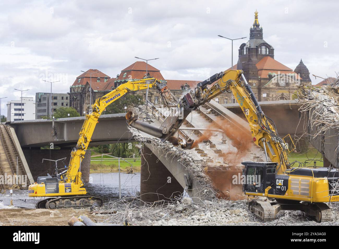After the collapse of parts of the Carola Bridge, demolition work began ...