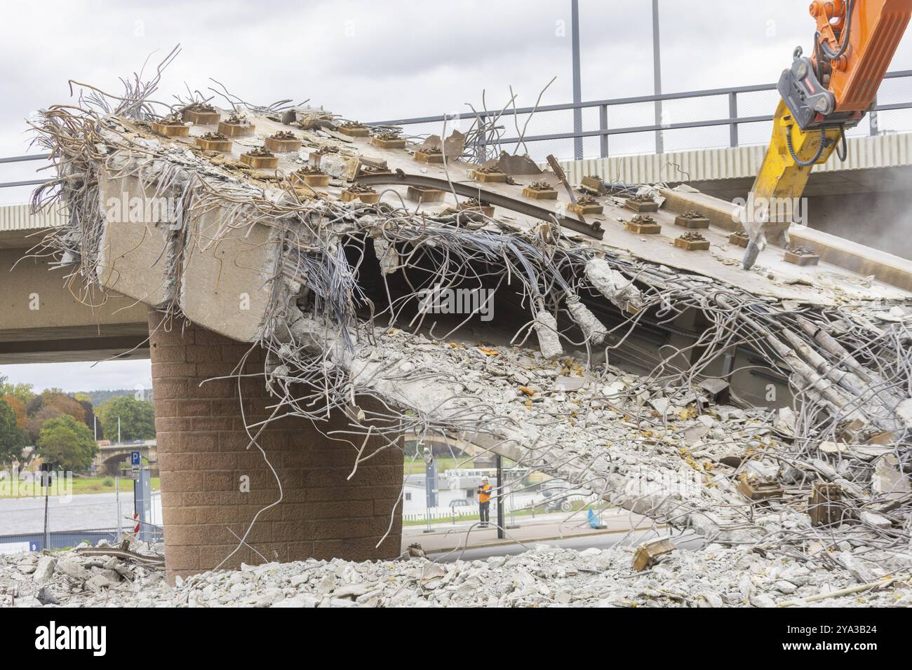 After the collapse of parts of the Carola Bridge, demolition work began ...