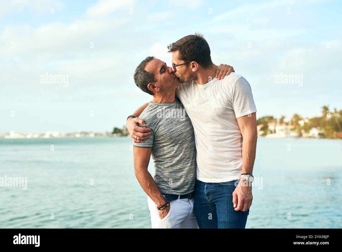 Mature gay couple kissing hi-res stock photography and images - Alamy