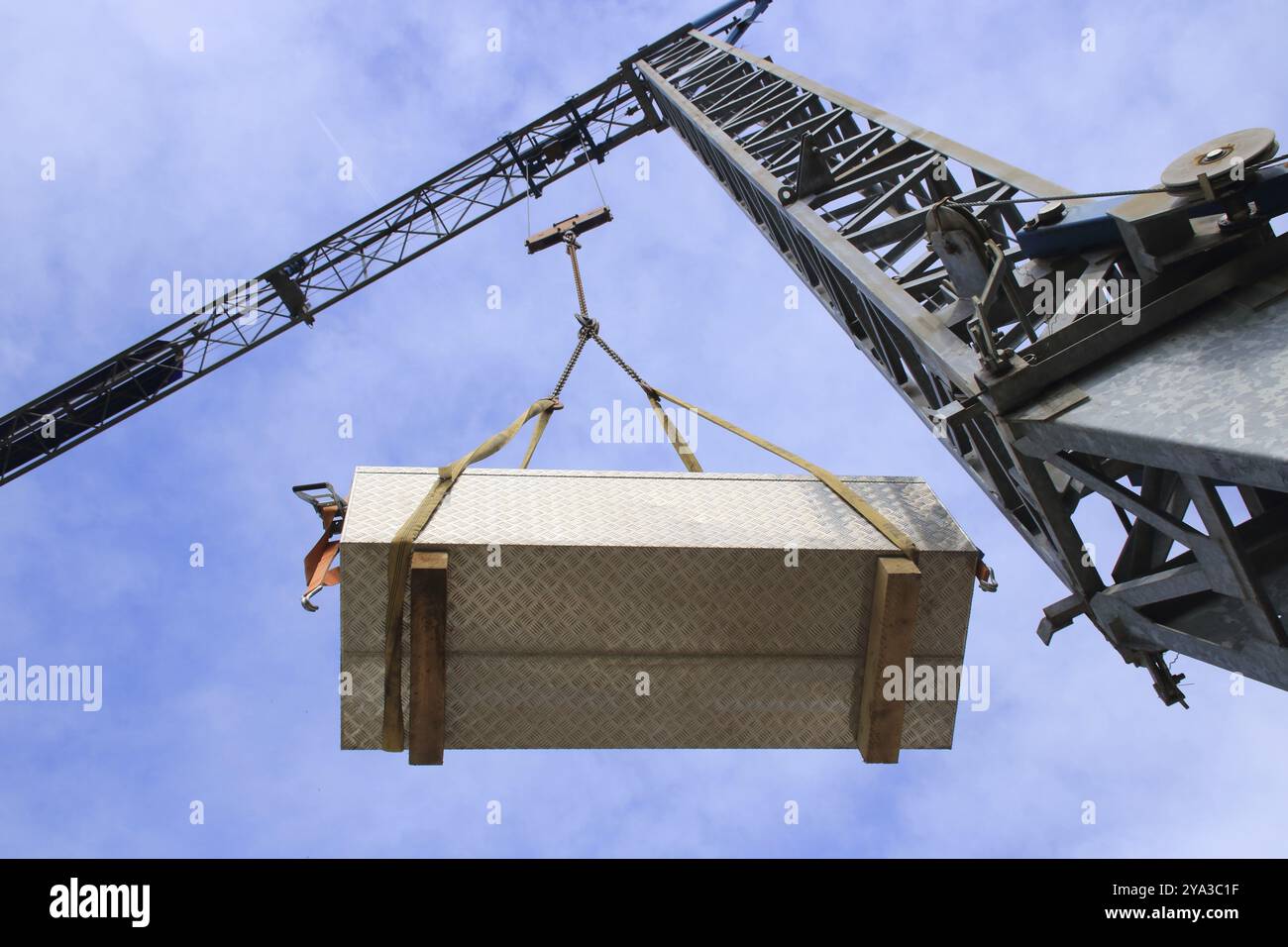 Suspended load under a construction crane Stock Photo - Alamy