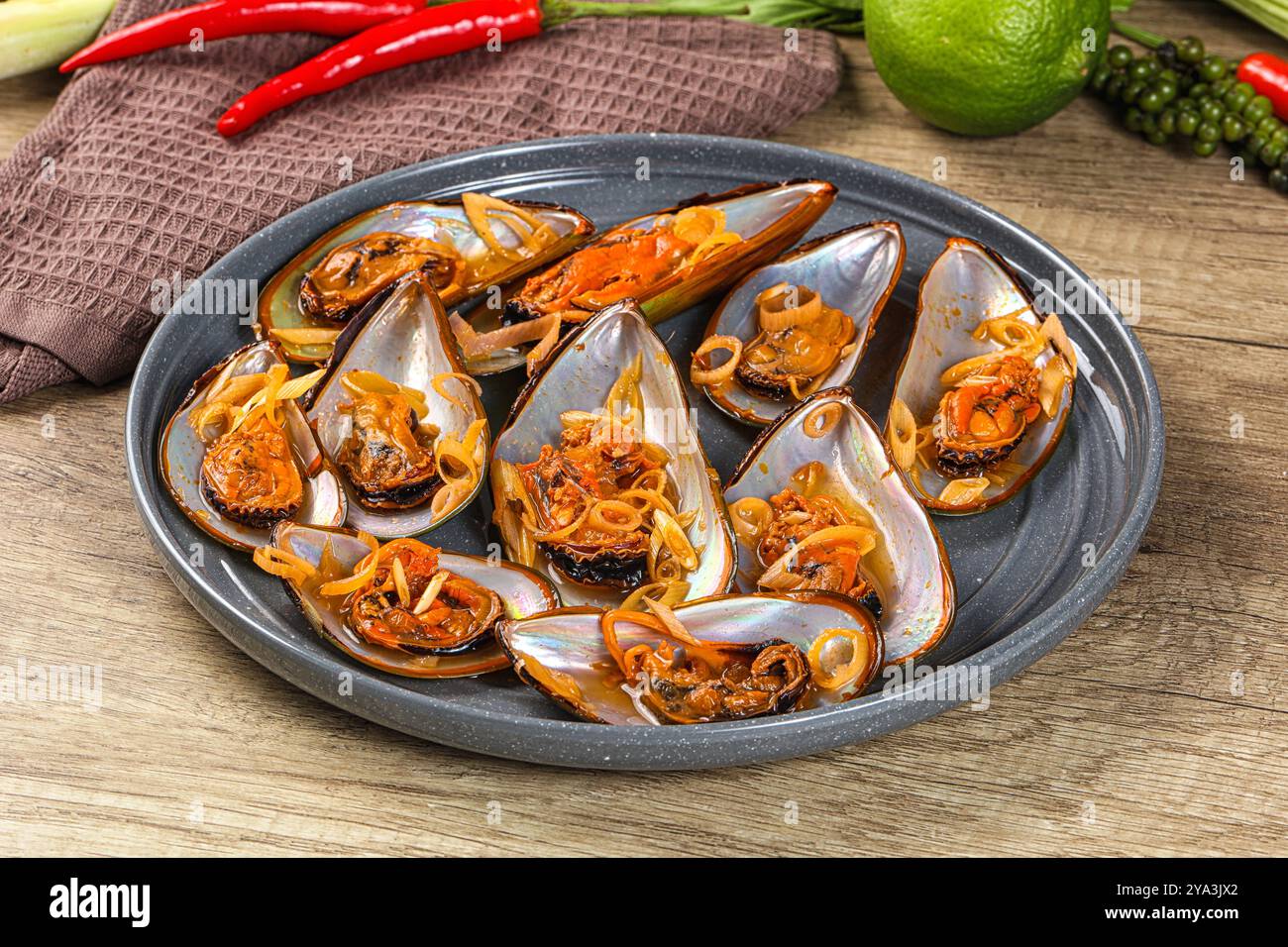 Steamed Messels with lemongrass and tomato Stock Photo - Alamy
