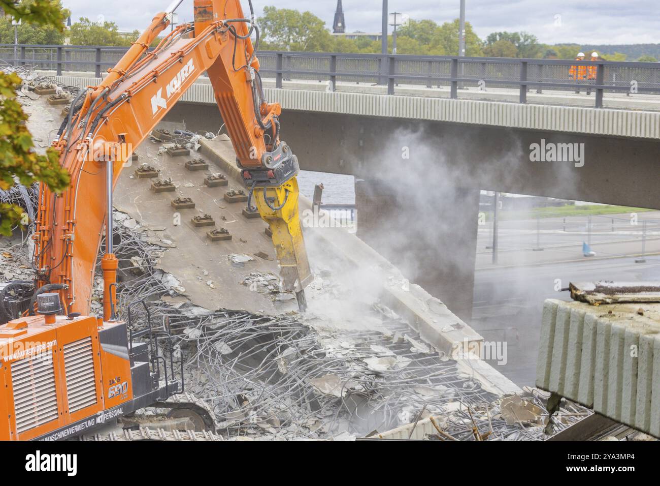 After the collapse of parts of the Carola Bridge, demolition work began ...