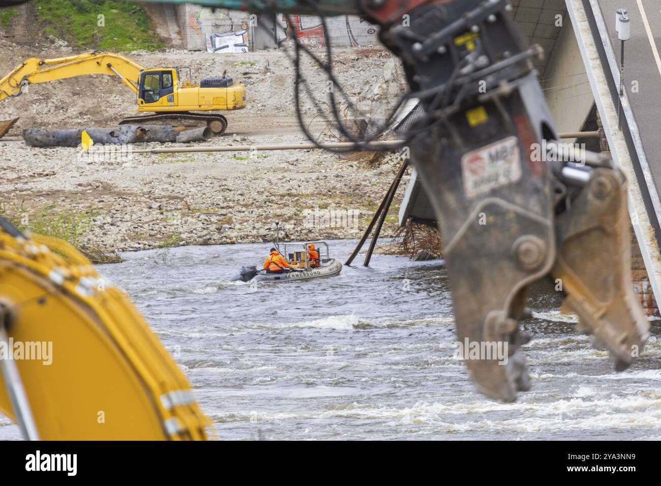 After the collapse of parts of the Carola Bridge, demolition work began ...
