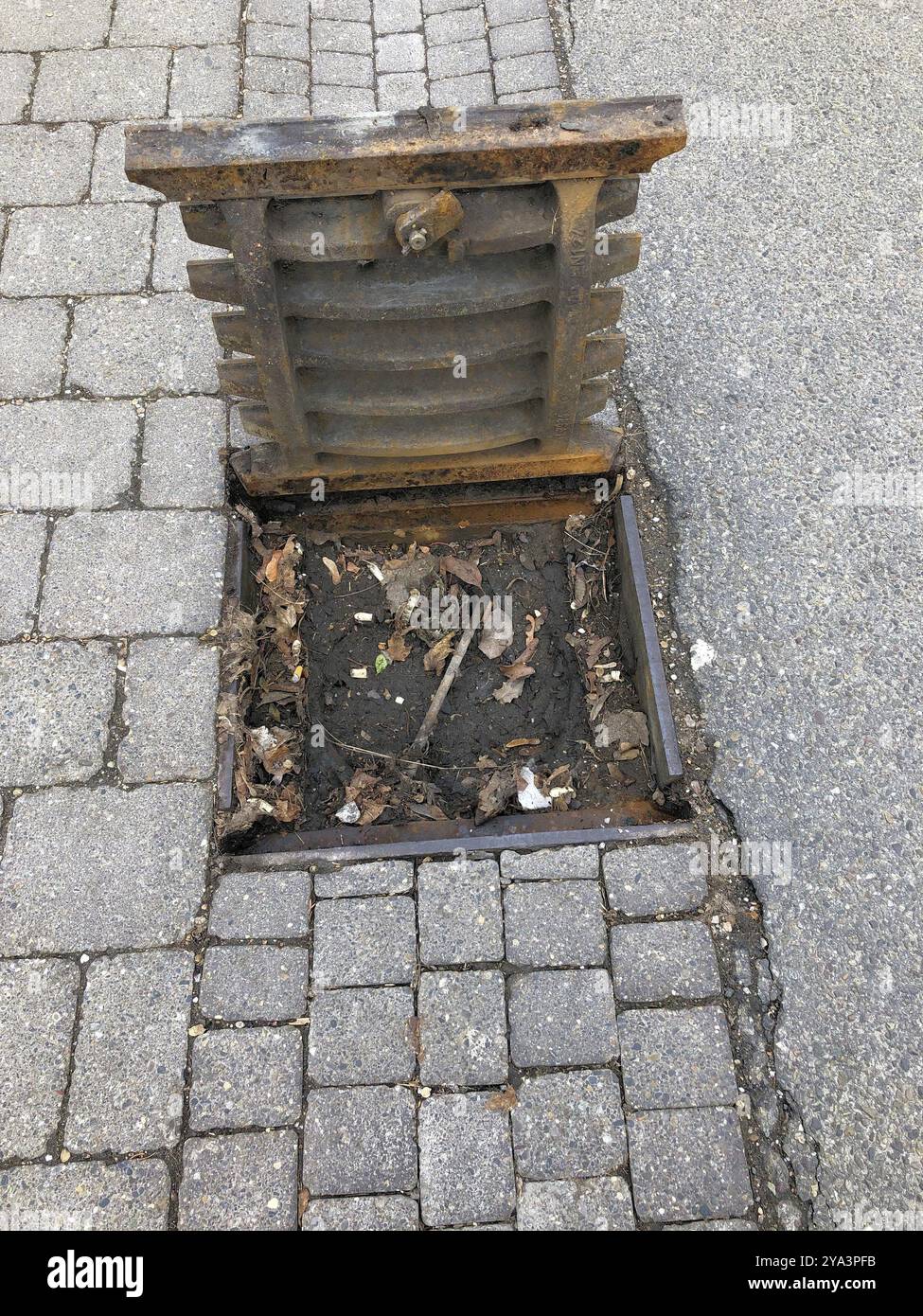 Road drainage hi-res stock photography and images - Alamy