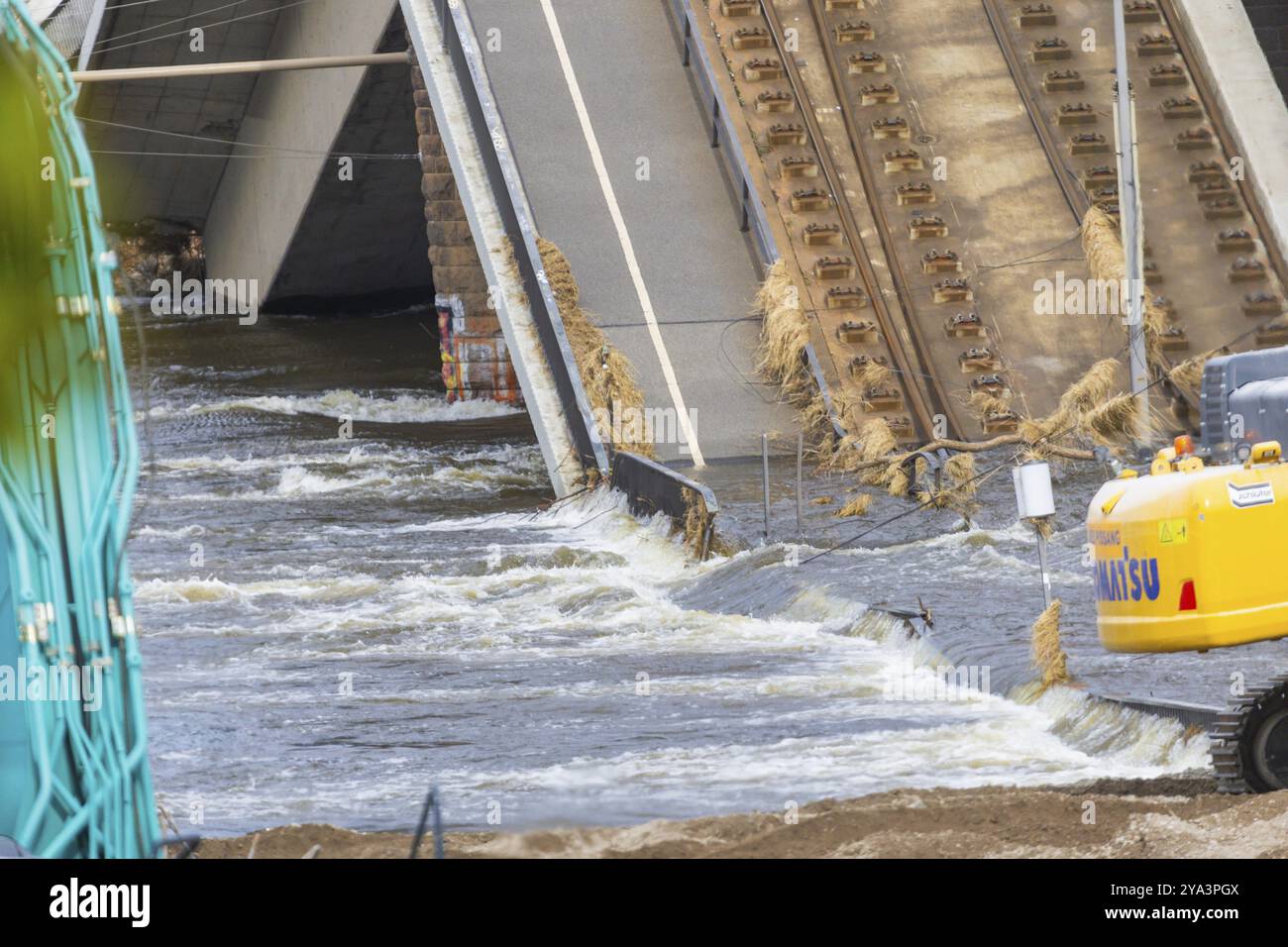 After the collapse of parts of the Carola Bridge, demolition work began ...