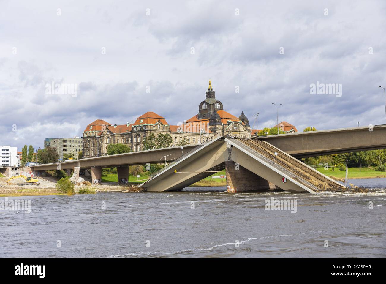 After the collapse of parts of the Carola Bridge, demolition work began ...
