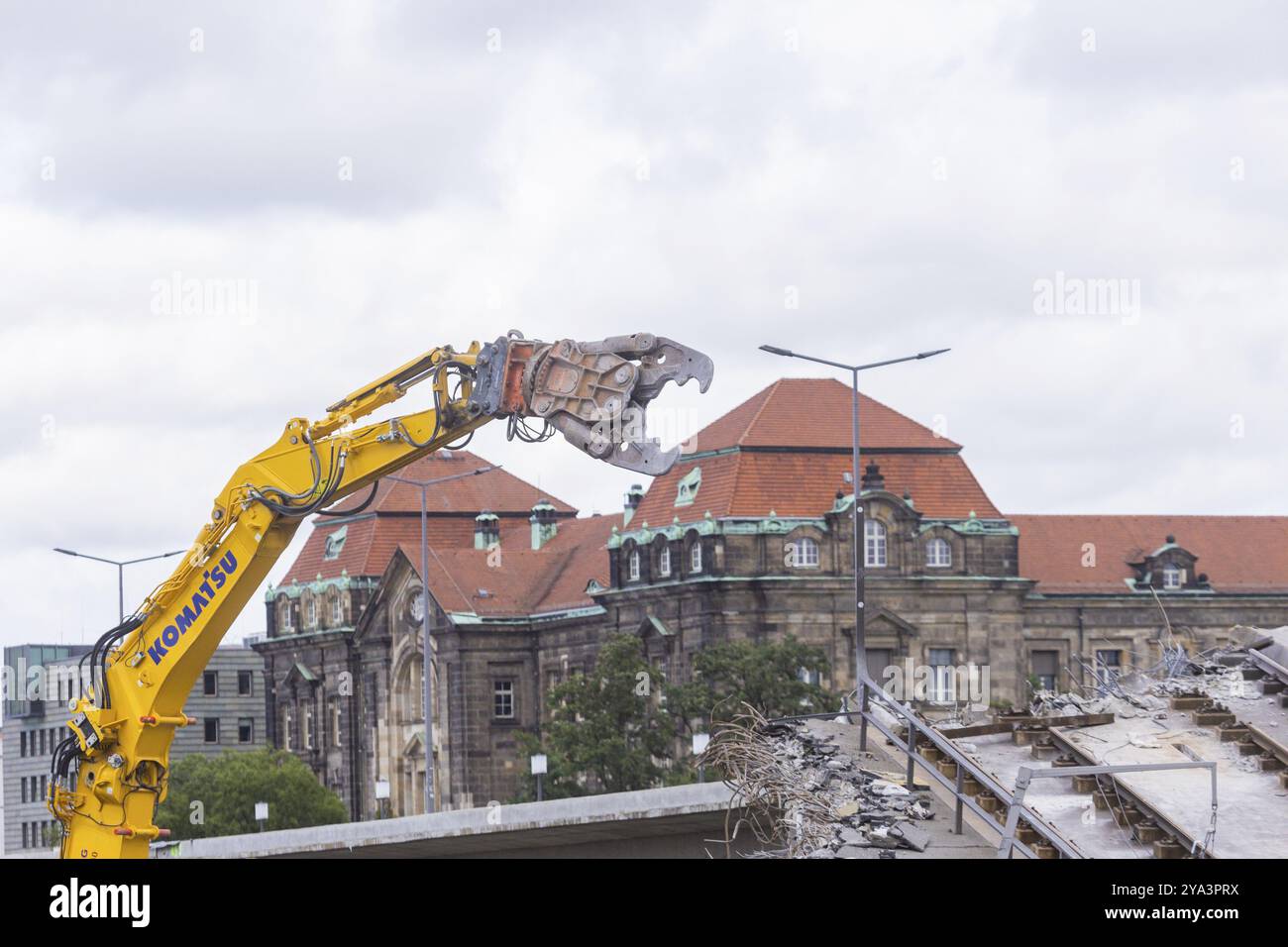 After the collapse of parts of the Carola Bridge, demolition work began ...