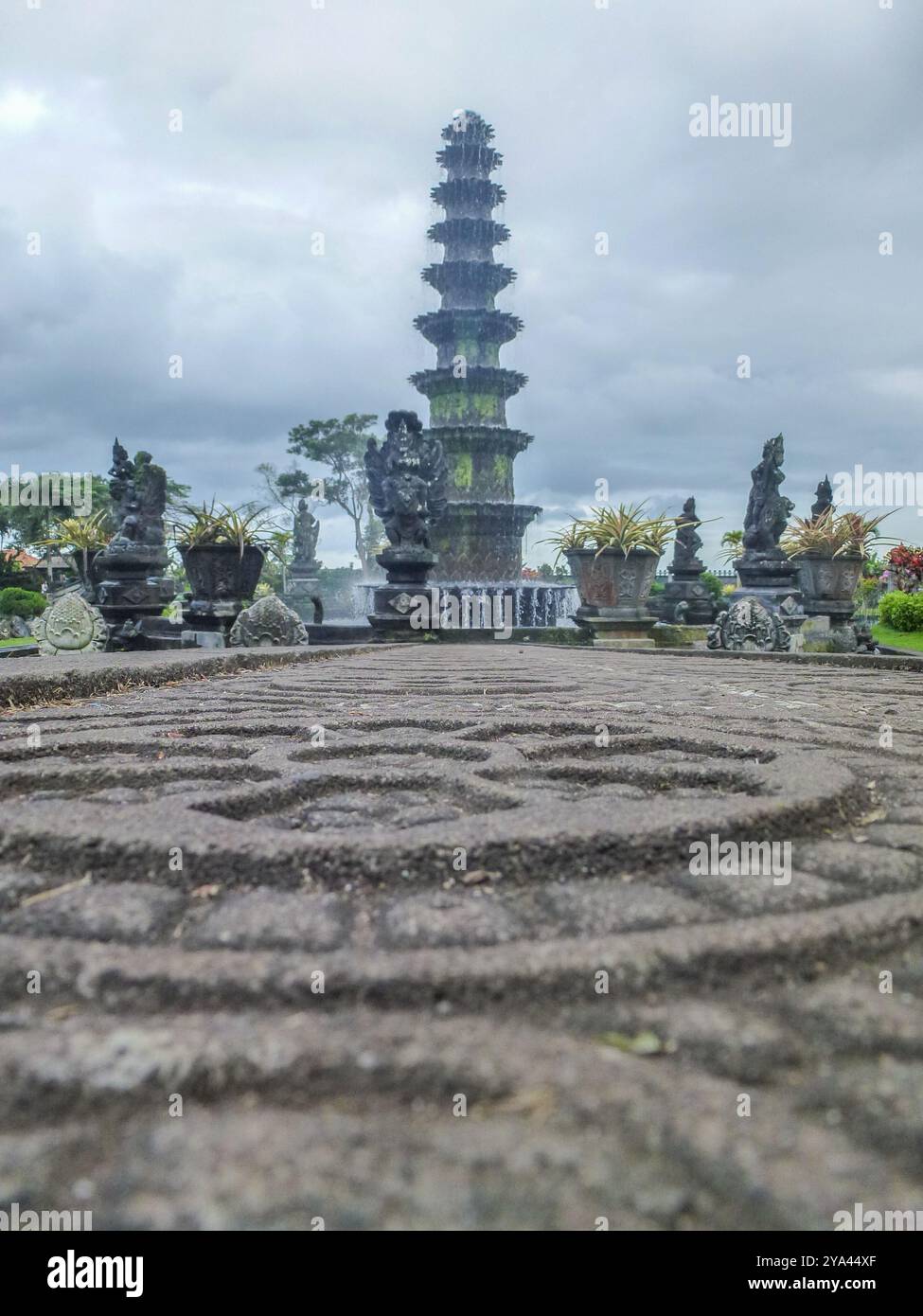 Statues besakih temple pura hi-res stock photography and images - Alamy
