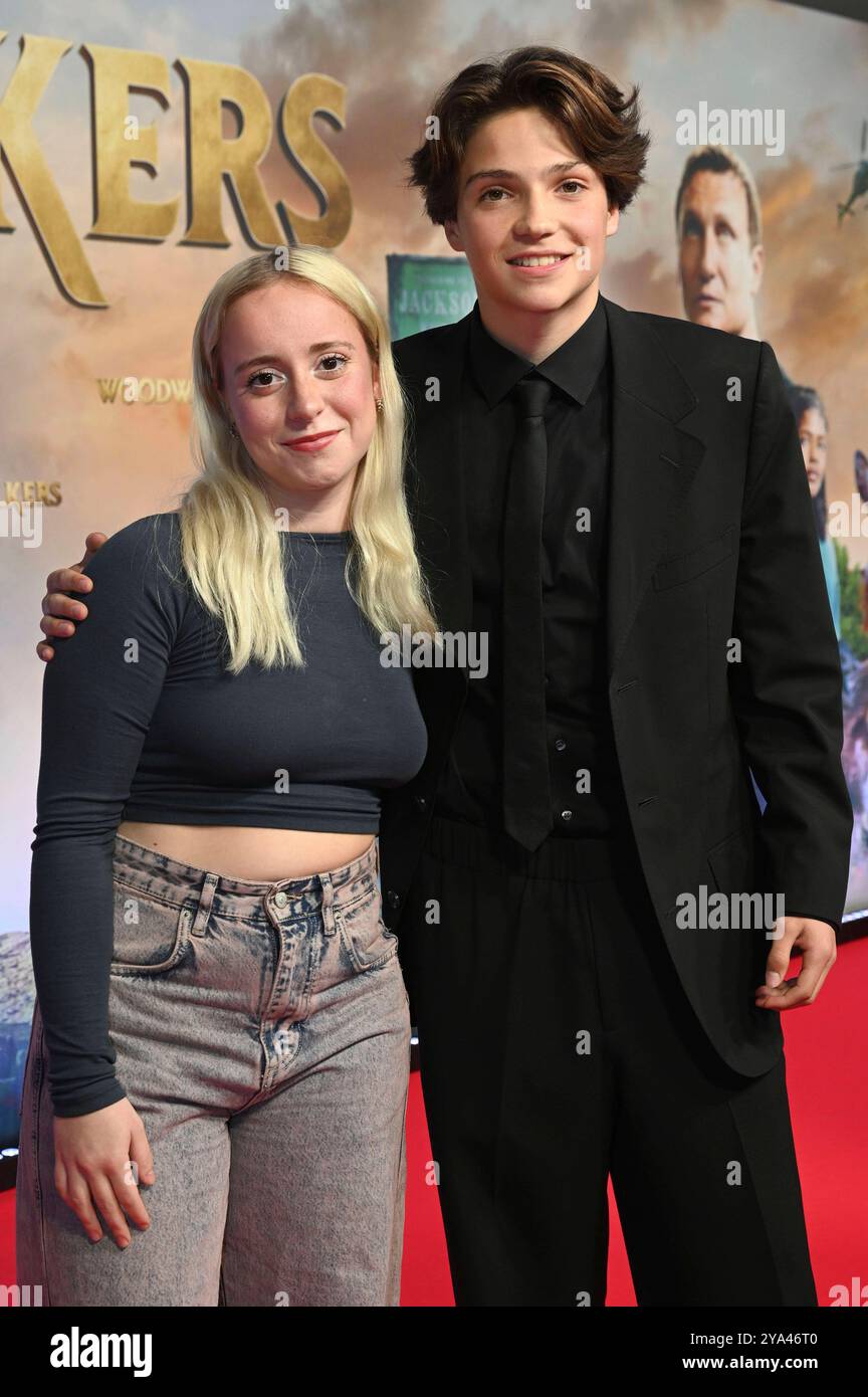 Maria Ziffy und Emile Cherif bei der Premiere des Kinofilms Woodwalkers ...