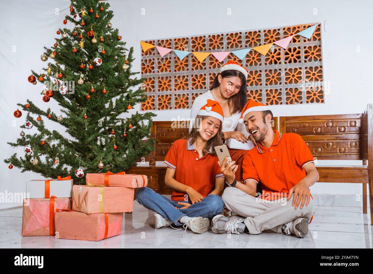 Family around christmas tree hi-res stock photography and images - Alamy