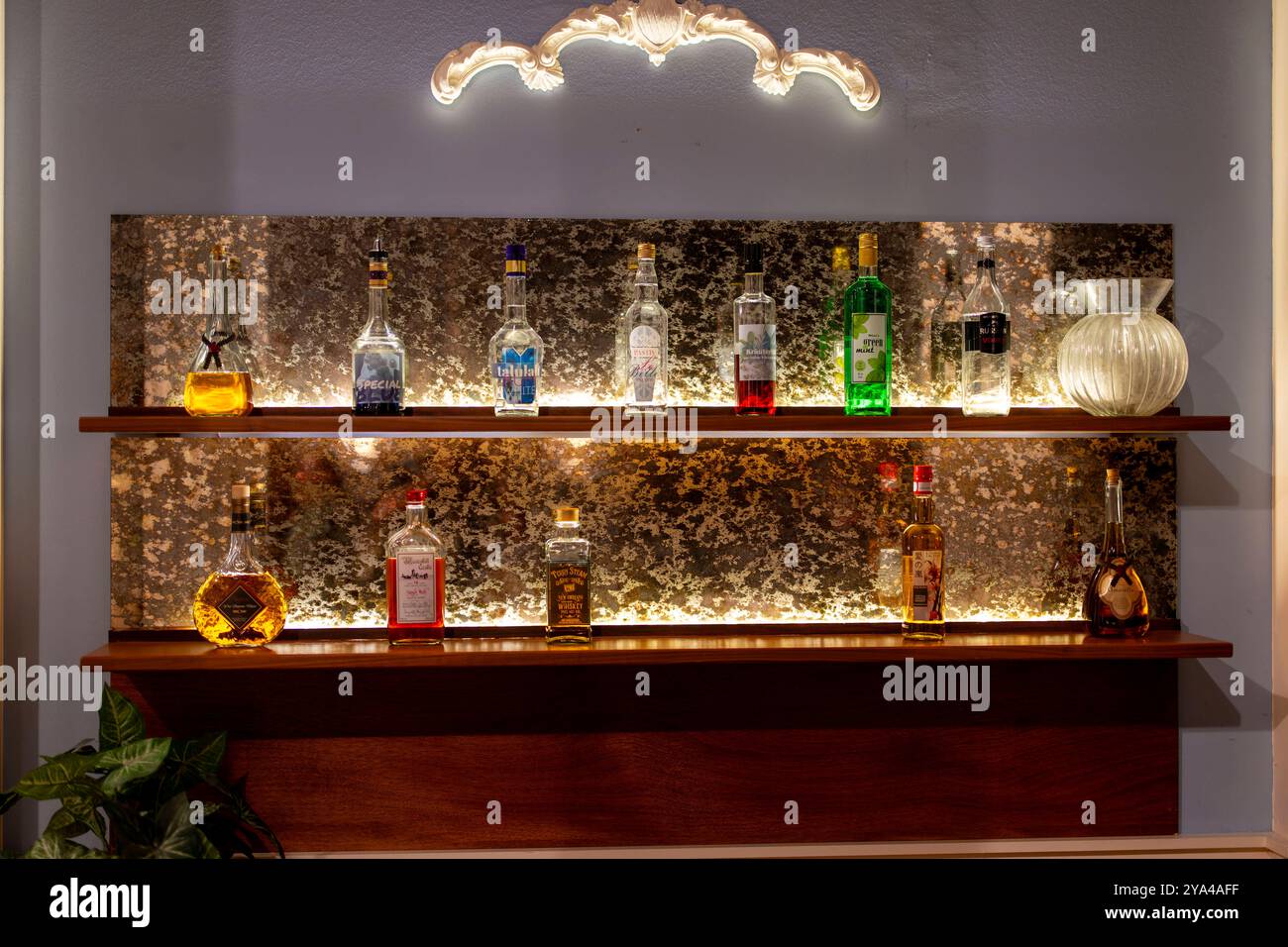 Dekorative bar hi-res stock photography and images - Alamy