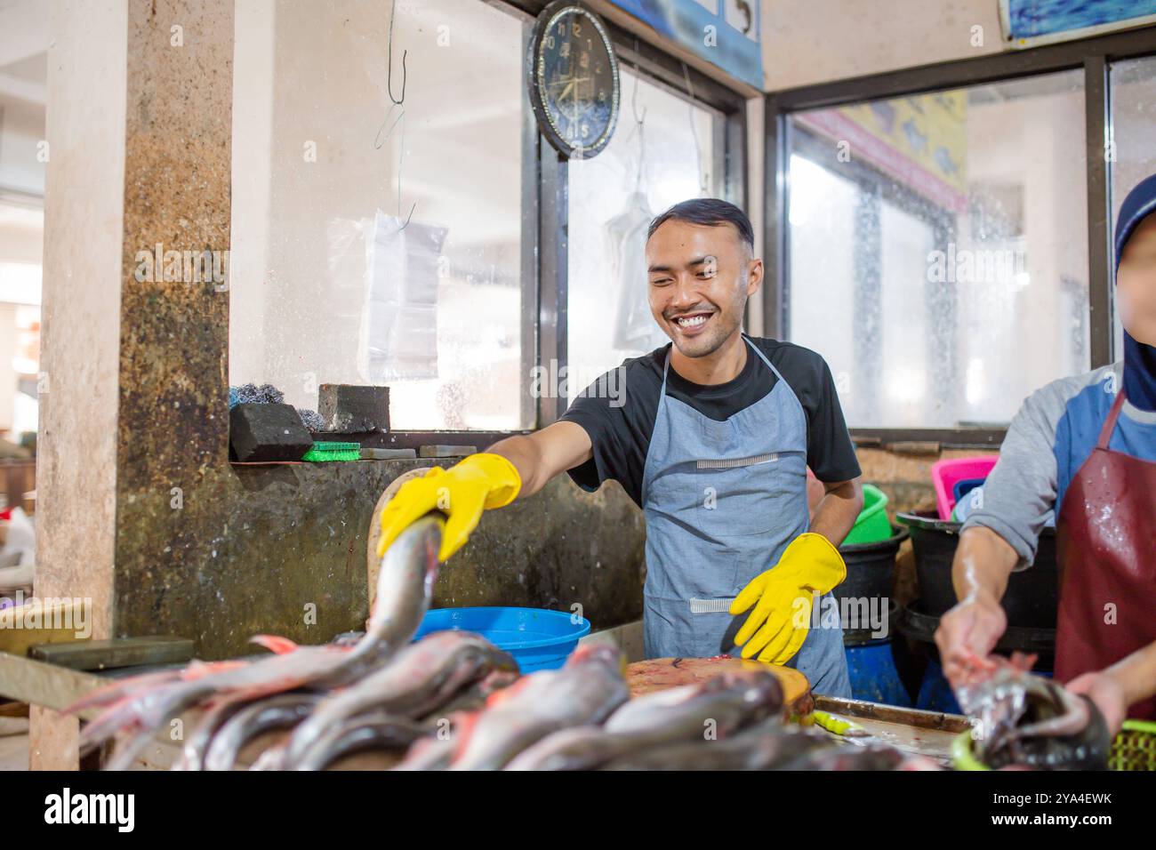 Fishmonger skillfully hi-res stock photography and images - Alamy