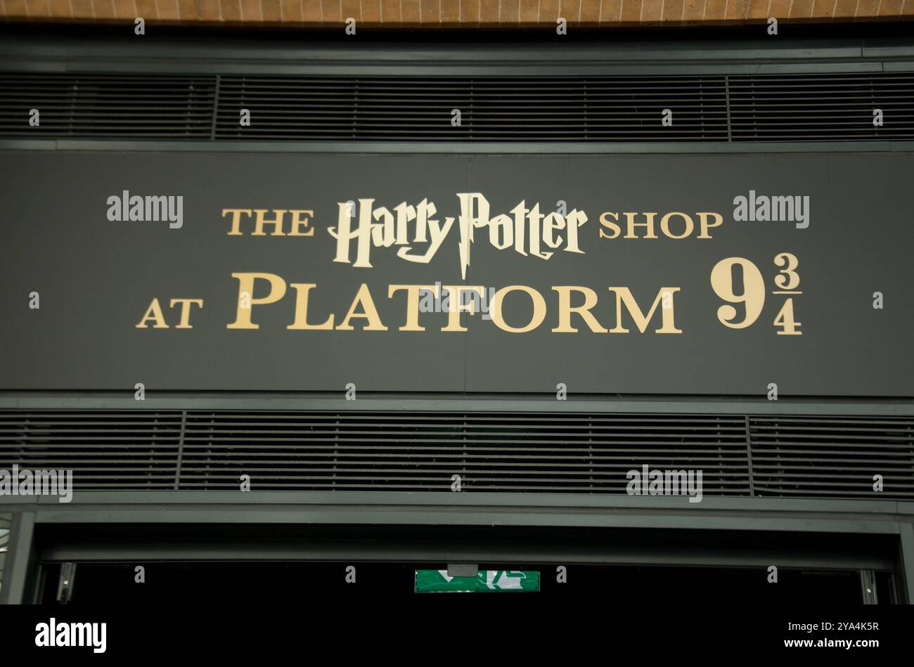 Harry Potter Shop, Platform 9 3/4 - Harry Potter's Platform, Kings ...