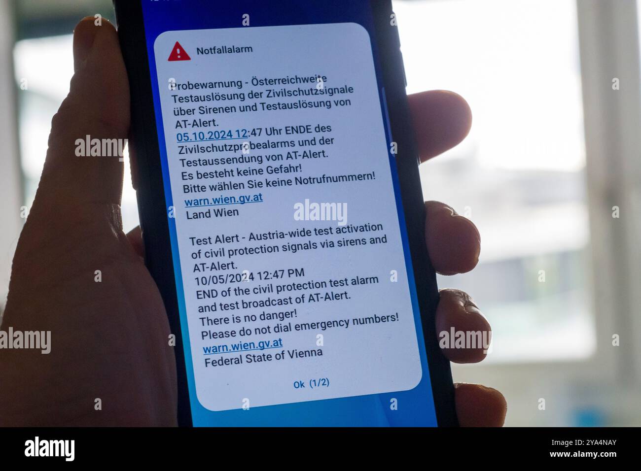 Mobile phone alert system hi-res stock photography and images - Alamy