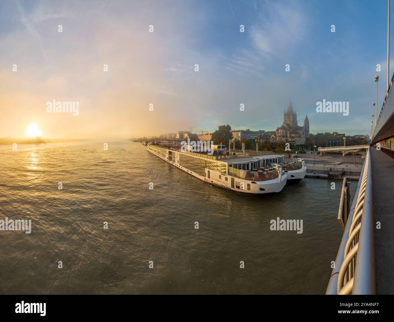 Vienna: river Donau (Danube), sunrise, mist, bridge Reichsbrücke ...