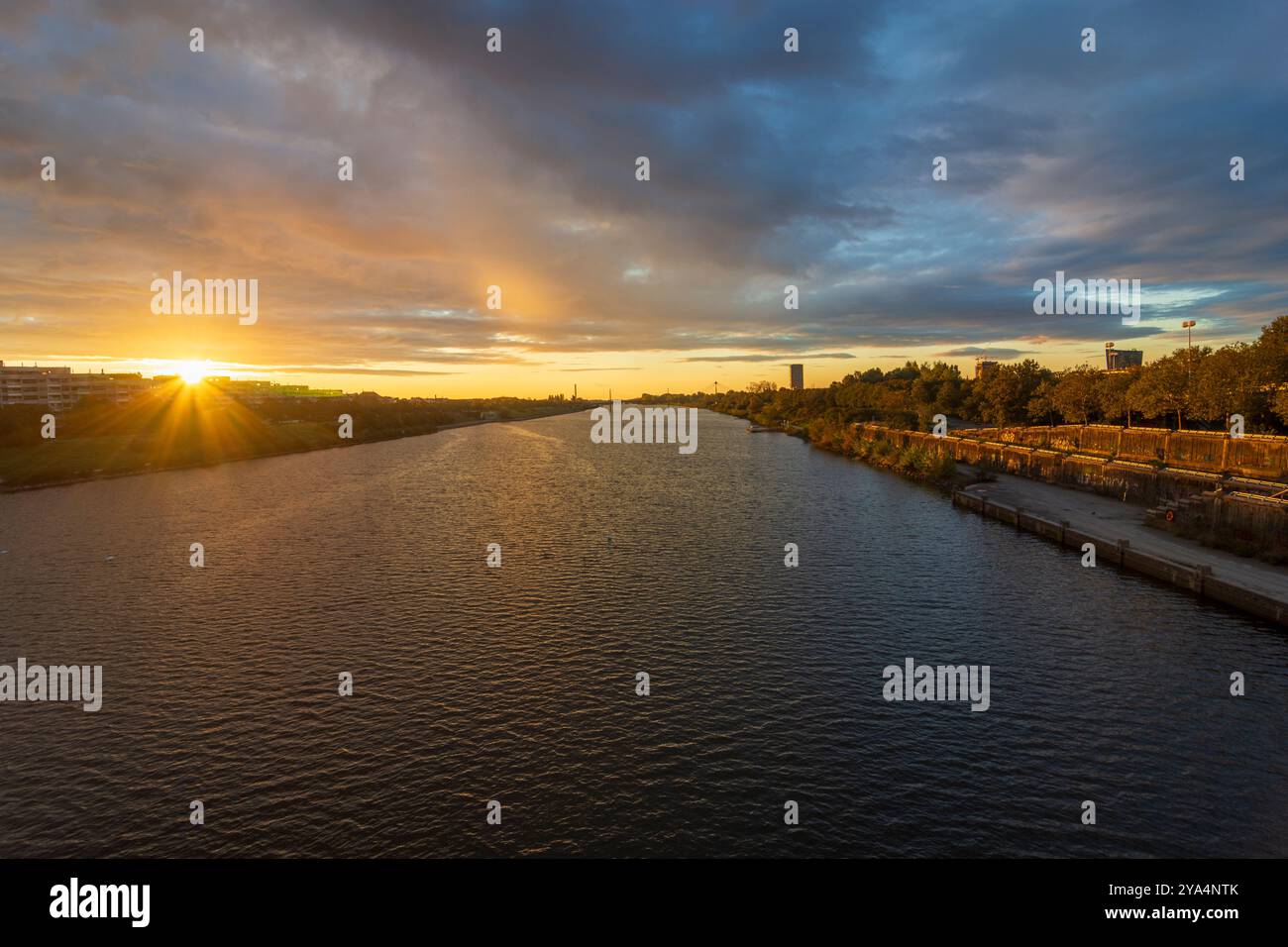 Vienna: river Neue Donau (New Danube), sunrise in 22. Donaustadt, Wien ...