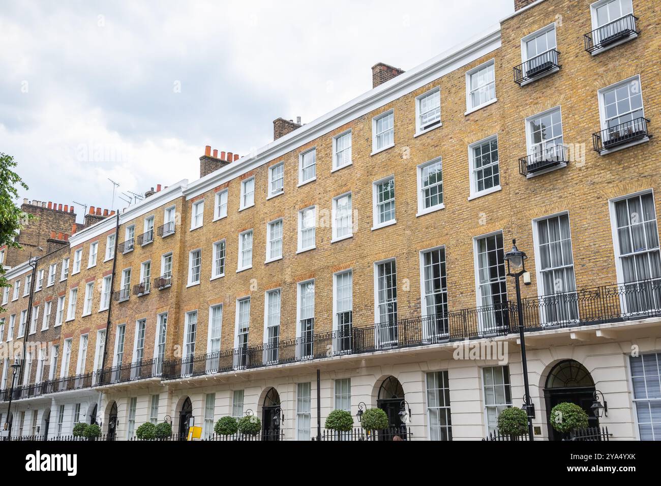 Facade of Georgian style terraced houses around Marylebone in London ...