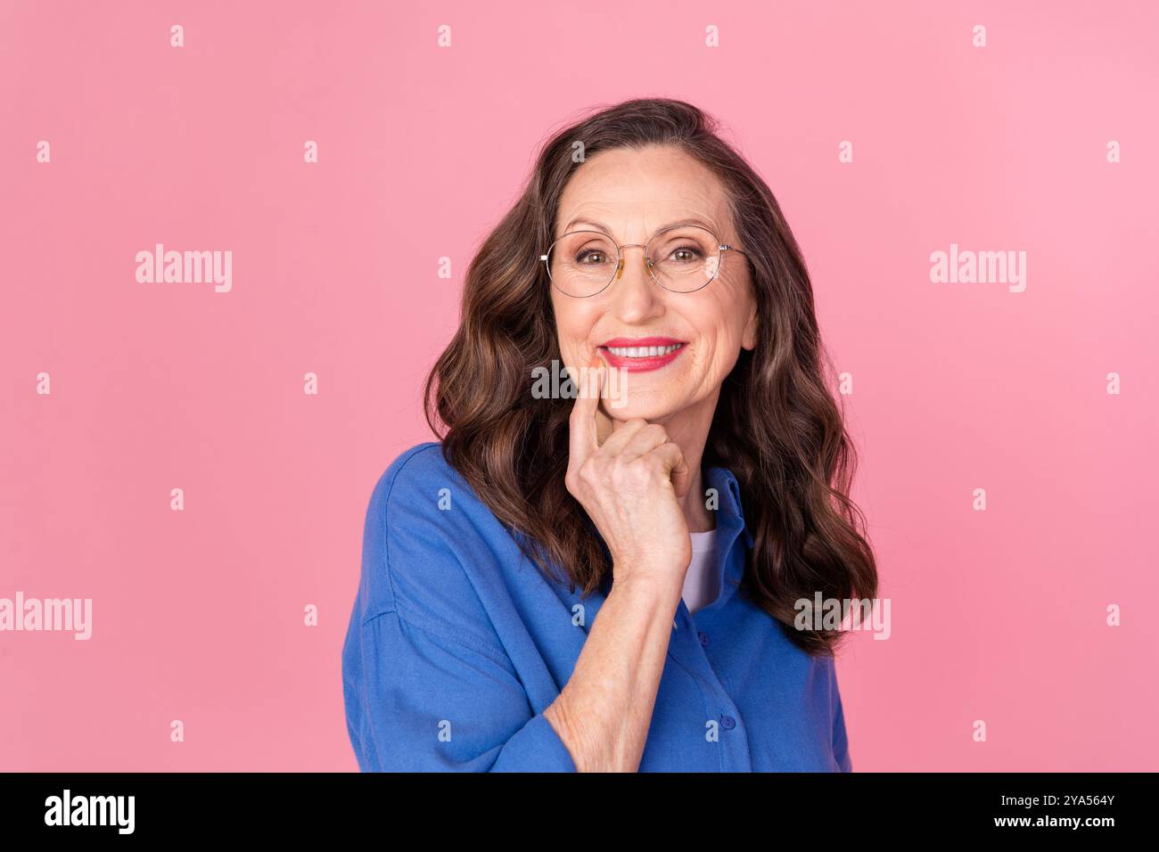 Photo portrait of lovely senior lady thoughtful wondered look camera ...