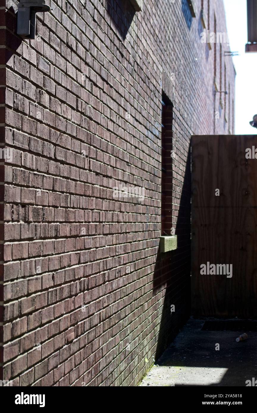 Blocked alley with brick wall and window Stock Photo - Alamy