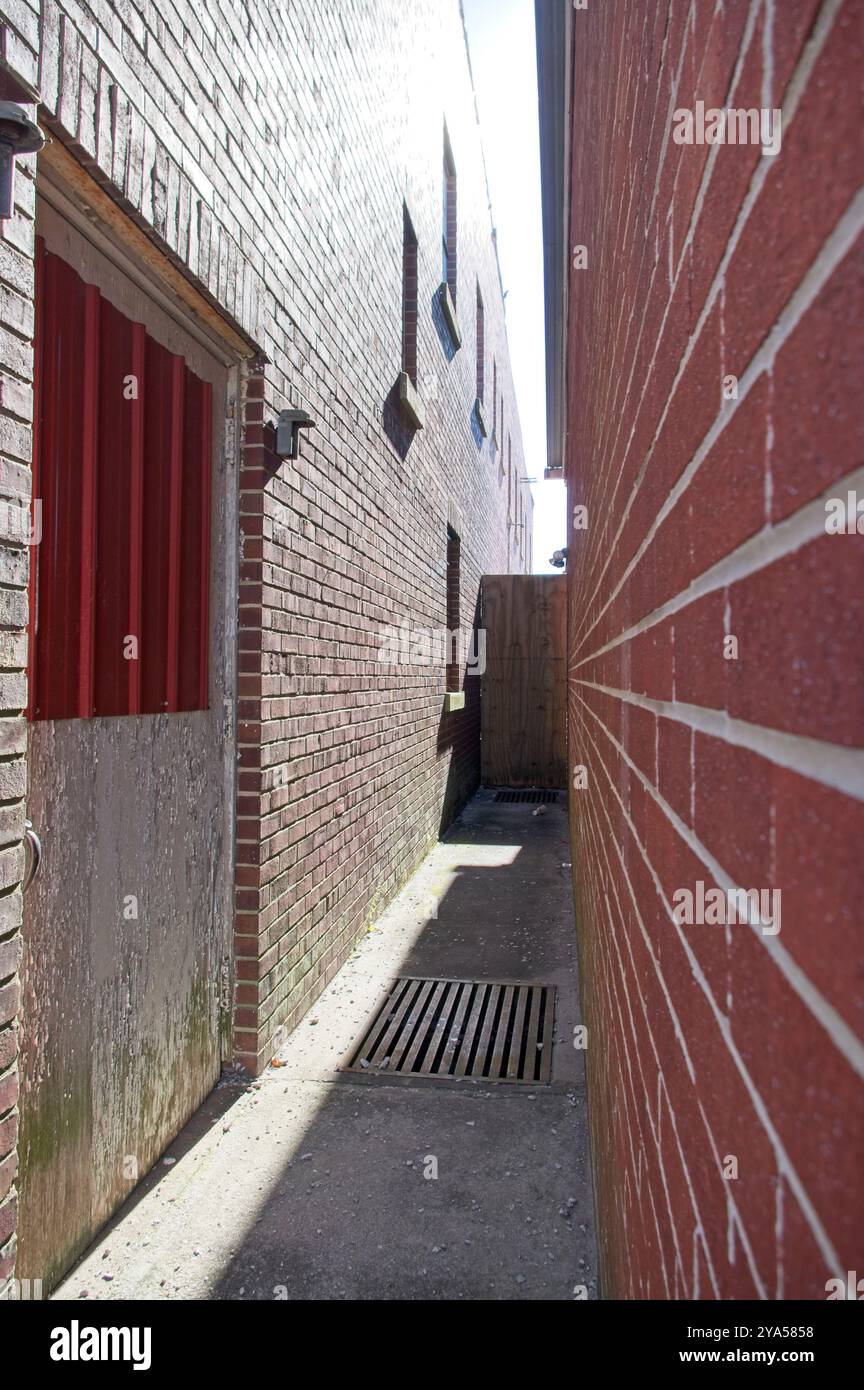 Blocked alley with brick wall and window Stock Photo - Alamy