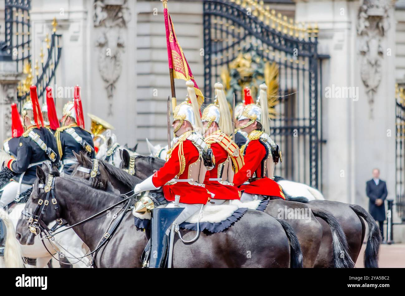 LONDON - MAY 30: The guard ceremony at Buckingham Palace on May 30 ...