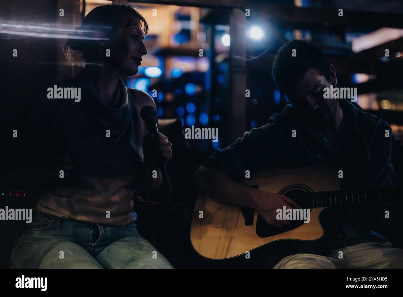 Dimly lit concert stage musicians hi-res stock photography and images ...