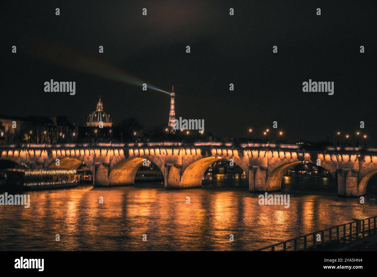 Paris riverfront hi-res stock photography and images - Alamy