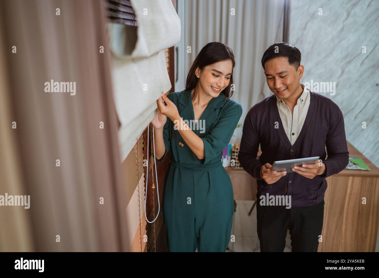 male shop crew showing the digital tablet to the female shop crew Stock ...