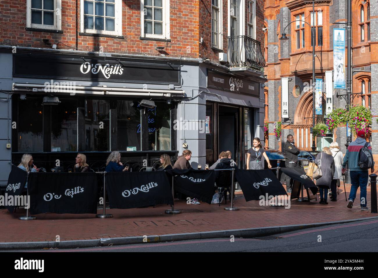 People sitting reading hi-res stock photography and images - Alamy