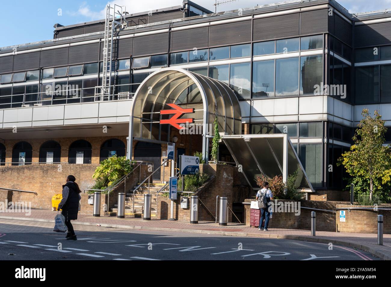 Reading buses station hi-res stock photography and images - Alamy